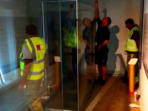 Glass display cases demountable for permanent and temporary exhibitions ...