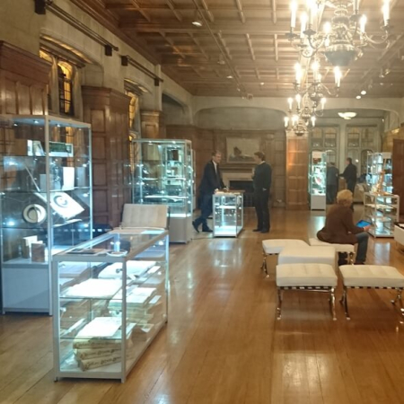 Display Cases, Cabinets and Showcases - Access Displays